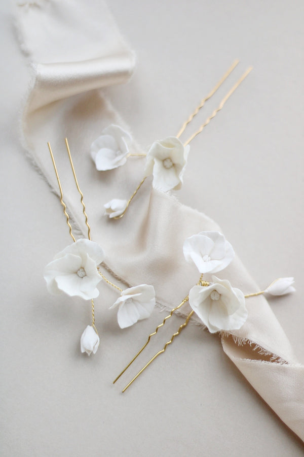 AVERIE | Clay flower pin ( Sample )